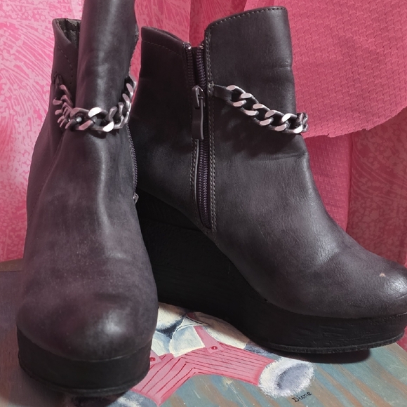 Sbicca | Shoes | Sbicca Vintage Charcoal Ankle Boots With Chain Accent ...